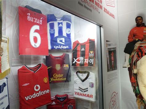맨체스터 올드트래포드 박물관에 전시되어있는 Fc서울 유니폼 서울라이트