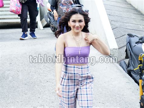 Ayu Ting Ting Seksi Pakai Tanktop Ungu