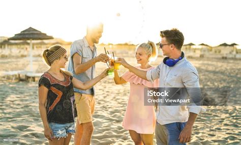 행복 친구 천년의 그룹 비치 파티 선셋여름 기쁨과 우정 개념 휴가에 젊은 사람들과따뜻한 햇볕 필터링 된 색상 톤에서 멋진 칵테일을 마시는 재미 20 29세에 대한 스톡 사진