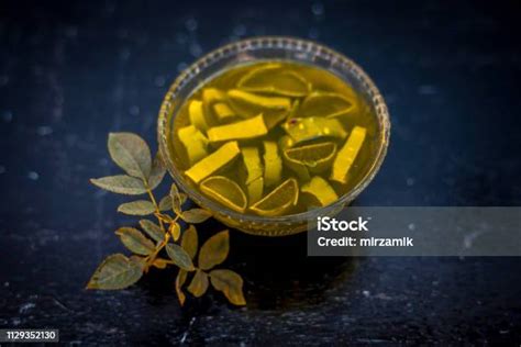 머리 치료 또는 혼합 잘 유리 그릇에 나무 표면에 아몬드 기름으로 머리 빨리 즉 알로에 베라 젤 레몬 주스를 성장 하는 속임수