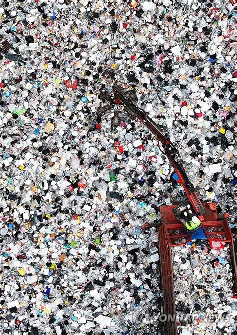 가득 쌓인 플라스틱 쓰레기 연합뉴스