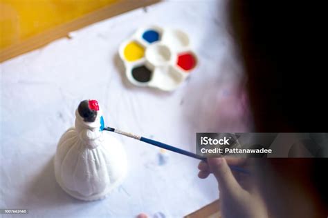 블루 워터 컬러 연습 예술 개념 그림 브러시에 선택적 초점 작은 아이 그림 석고 인형 공부에 대한 스톡 사진 및 기타 이미지 공부 공예 귀여운 Istock