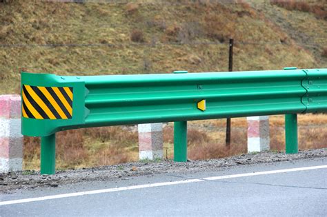 道路波形护栏 道路波形护栏 公路护栏 波形护栏 三波护栏 波形护栏厂家 四川明博交通设施有限公司