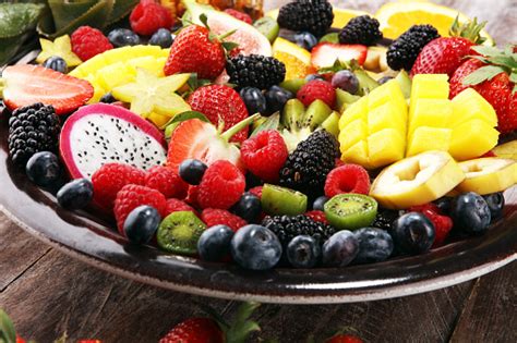 신선한 과일과 열매와 샐러드 딸기와 건강 한 봄 과일 샐러드 0명에 대한 스톡 사진 및 기타 이미지 0명 과일 노랑 Istock