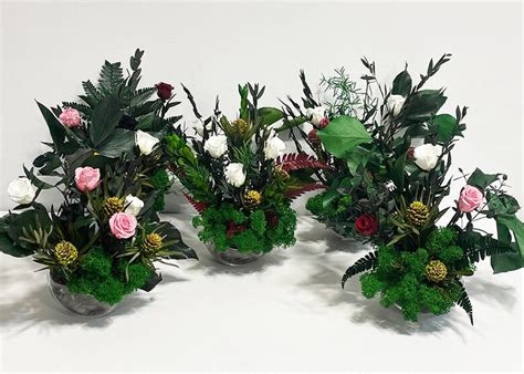 3 Стабилизирани рози в стъклена кашпа