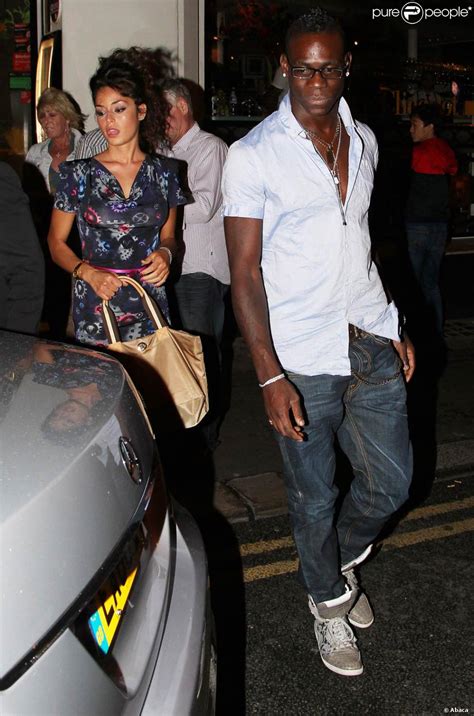Mario Balotelli Et Raffaella Fico à La Sortie Du Restaurant San Carlo