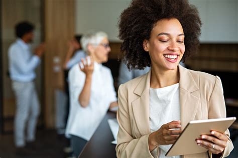 디지털 태블릿으로 일하는 자신감 넘치는 아프리카 계 미국인 젊은 사업가의 초상화 25 29세에 대한 스톡 사진 및 기타 이미지 25 29세 30 34세 55 59세