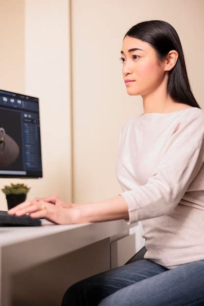 기계 제품과 엔진 터빈을 제조하기 위해 기술 소프트웨어를 사용하여 기어 엔지니어링 작업을 하는 여성 기술자 Cad 프로그램으로 건설 모델을 개발하는 프리랜서 무료 사진