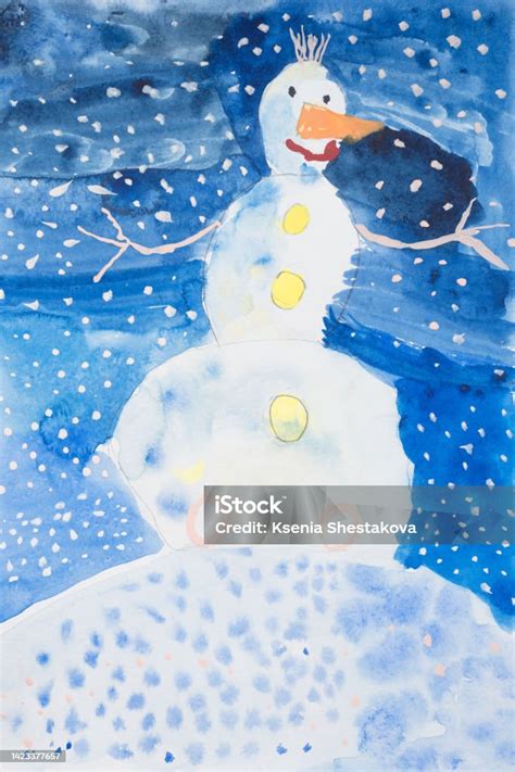 질감이있는 종이에 그려진 아이의 Diy 수채화 그림 눈사람이나 눈 여자 또는 눈 덮인 겨울의 눈에서 눈으로 만든 인간 남자 아이들의 겨울 재미 어린이 예술 수제 그림 Diy