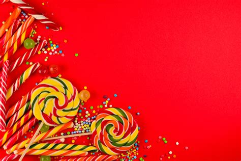 빨간색 배경에 화려한 사탕 롤리팝 맨 위 보기 공간을 복사합니다 0명에 대한 스톡 사진 및 기타 이미지 0명 감귤류 과일 과일 Istock