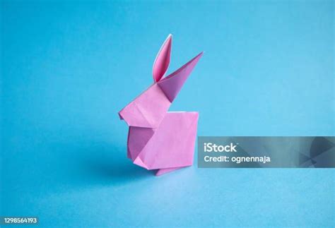 파란색 배경에 색 종이에서 종이 접기 토끼를 만드는 단계별 지침 장식 부활절 파티 장식 또는 작은 부활절 선물 Diy에 대한 스톡 사진 및 기타 이미지 Istock