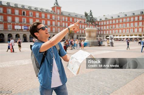 스마트 캐주얼 야외 계단에 앉아 도시에서 랩톱 컴퓨터를 사용 하 여 젊은 잘생긴 현대 남자가 있다 학생 프리랜서 서핑 Net