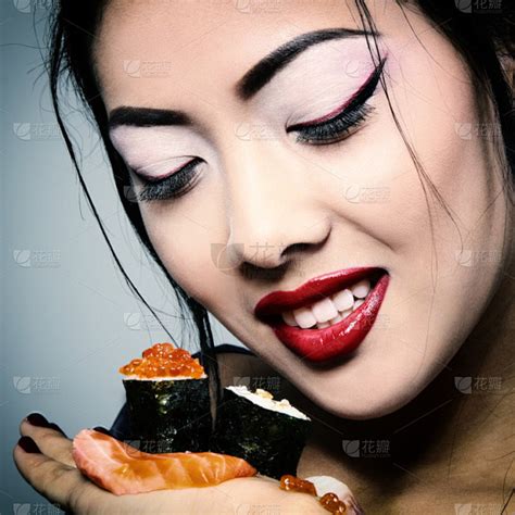亚洲女人吃寿司