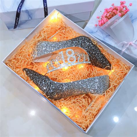 18 နှစ် မွေးနေ့လက်ဆောင်တစ်ခု သရဖူ မင်းသမီး ဖန်သားဖိနပ် အပျိုစင် စိပ်သော