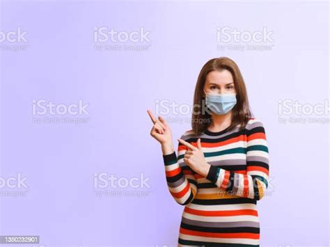 화려한 줄무늬 드레스쇼에 중앙 마스크에 젊은 여자 는 복사 공간에 보여줍니다 리스트에 대한 스톡 사진 및 기타 이미지 리스트 보호 손가락 Istock