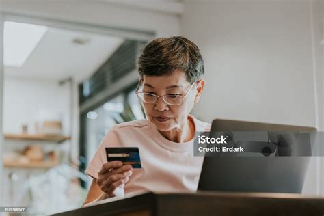 노인 성인 여성이 온라인 쇼핑과 함께 신용 카드를 사용하려고 합니다 비싸지 않은에 대한 스톡 사진 및 기타 이미지 비싸지 않은 지폐 지불 Istock