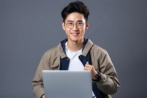 笔记本前的学生高清图片下载 正版图片600832601 摄图网