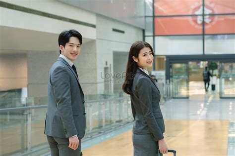 비즈니스 남성과 여성의 공항 여행 사진 무료 다운로드 Lovepik