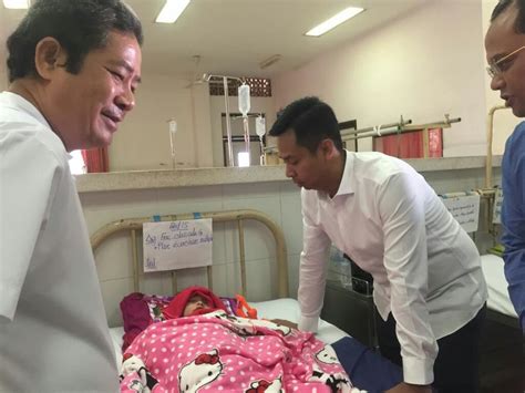 លោក ម៉ូវ ម៉ានិត អភិបាលខណ្ឌសែនសុខ និងមន្រ្តី ក្រុមការងារចុះទៅសួរសុខទុក្ខ