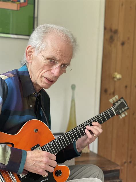 Steve Howe Showcases His Versatility Guitarscape Ramzine