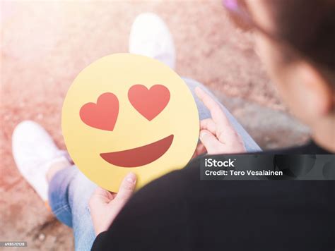 이모티콘 손에 심 혼 젊은 여 자가 인쇄 된 종이 또는 판지 사랑 웃는 얼굴을 들고 끌려 해피 발렌타인의 날 또는 기념일 테마입니다 창의적인 커뮤니케이션입니다 사랑에 빠지는