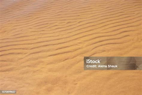 맑은 바다의 물 아래 모래에 작은 파도 물에 노란 깨끗한 모래 바다의 깨끗한 바닥 샌디 비치 사구 지형에 대한 스톡 사진 및 기타 이미지 Istock