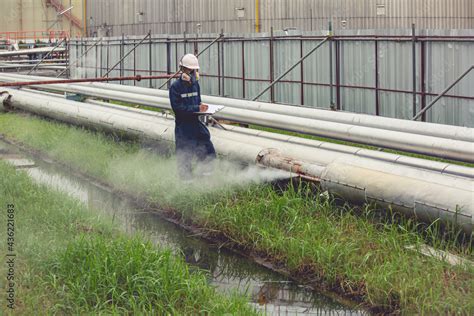 Male Worker Inspection Visual Pipeline Oil And Gas Corrosion Rust Through Socket Tube Steam Gas