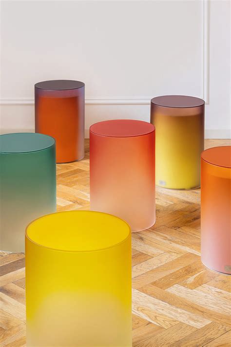 Nesting tables by Mikolášková Drobná change colour as they re combined