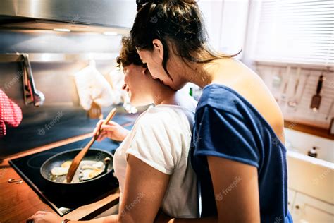 Lesbische Paare Die Zusammen In Der Küche Kochen Premium Foto