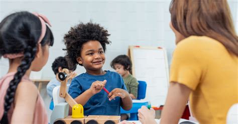 학교에서 아이들에게 예술을 가르치는 아시아의 아름다운 젊은 여성 교사 매력적인 강사 마스터 여성은 교실에서 학생 유치원