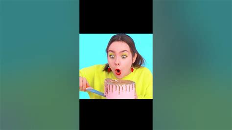 저는 거대한 케이크를 먹었어요 Youtube