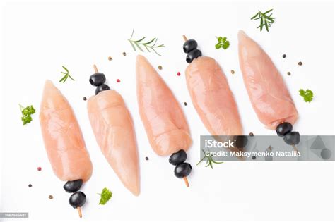 날고기와 야채 꼬치 평면도 닭 꼬치 가슴살 필레 고기 향신료와 올리브 흰색 배경에 허브와 꼬치에 생 닭고기 익히지 않은 닭고기 꼬치에 케밥 건강한 식생활에 대한 스톡 사진