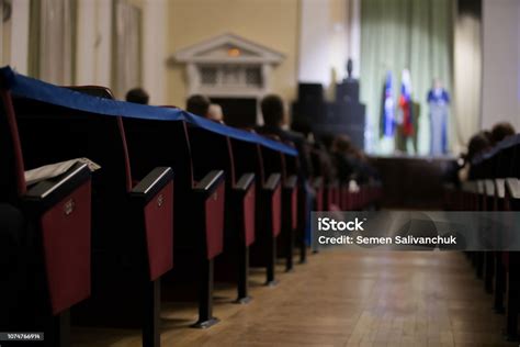 컨퍼런스 룸 또는 비즈니스 이벤트 세미나 회의실 정부의 세션입니다 강당에서 학술 교실 훈련 과정입니다 추상적인 배경을 흐리게 현대 밝은 사무실 실내에서 교습에 대한 스톡