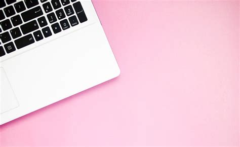 분홍색 배경에 흑백 노트북 키보드 공간을 복사합니다 맨 위 보기 컴퓨터 작업 플랫 레이 0명에 대한 스톡 사진 및 기타 이미지 Istock