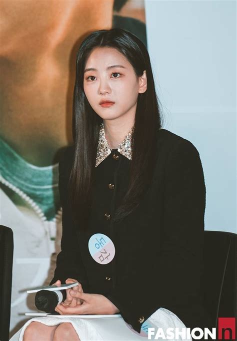 패션엔 패션엔 포토 조이현 기대 만발 ‘동감 여주의 싱그러운 올 블랙 슈트룩