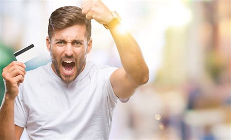 잘생긴 젊은 남자 화가 격리 된 배경 위에 지주 신용 카드 및 미친과 제기 손으로 소리 분노와 좌절 외치고 분노 개념 감정에 대한 스톡 사진 및 기타 이미지 Istock