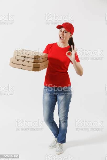 전체 길이 빨간 모자 티셔츠 주는 음식 주문 피자 상자 흰색 배경에 고립에 행복 한 여자의 초상화 골 판지 Flatbox에서 이탈리아 피자를 들고 여성 택배입니다 배달