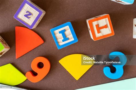 화려한 종이에 나무 어린이 장난감 교육 장난감 블록 피라미드 연필 숫자 무지개 유치원 유치원 또는 보육원을위한 장난감 텍스트 공간을 복사합니다 상단 보기 학교 배경으로