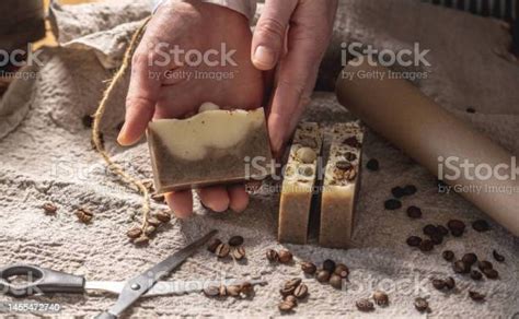 커피 원두 로프 공예 종이 및 가위가있는 향기로운 천연 커피 비누 조각 재미있는 취미의 개념과 포장 수제 에코 선물 Diy에 대한 스톡 사진 및 기타 이미지 Istock