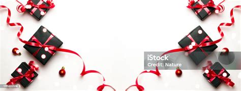 빨간 크리스마스 선물 흰색 배경 상단보기에 장식품 겨울 휴가 선물 메리 크리스마스와 해피 홀리데이 인사말 카드 프레임 배너 새해 노엘 플랫 레이 0명에 대한 스톡 사진 및