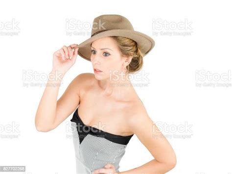밀 짚 모자를 착용 하는 아름 다운 젊은 금발 여자 건강한 생활방식에 대한 스톡 사진 및 기타 이미지 건강한 생활방식 곱슬 머리 관능 Istock