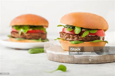 밝은 테이블 배경에 야채와 시금치와 둥근 도마에 건강한 채식 고기 무료 햄버거 0명에 대한 스톡 사진 및 기타 이미지 0명 고기 굽기 Istock