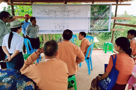 ကချင်ပြည်နယ် လျှပ်စစ်နှင့်လမ်းပန်းဆက်သွယ်ရေး ဝန်ကြီး ဦးဝင်းညွန့်နှင့်အဖွဲ့ ကျေးရွာနေပြည်သူများဖ