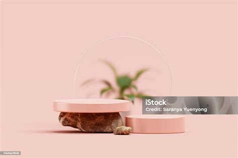 분홍색 연단은 바위 위에 앉아 있으며 야자수 잎 빈 장면과 함께 그 뒤에 투명한 유리가 있습니다 기하학적 럭셔리 받침대 화장품 패션 프레젠테이션 추상적인 배경 3d 연단에