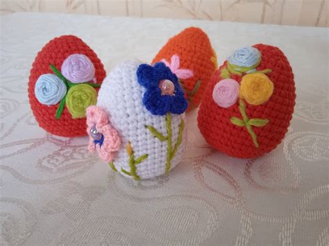 „ხშირად ღამე ვქსოვ“ კრუხი წიწილებით კალათები მოქარგული კვერცხებით და სიყვარულით მოქსოვილი