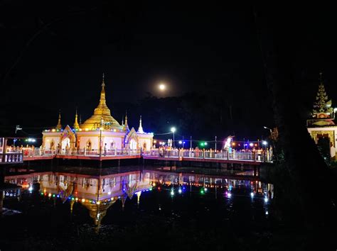 ကျောင်းကုန်းမြို့၌ တန်ဆောင်မုန်းလပြည့်နေ့ည ဘုရားဖူးသူများဖြင့် စည်ကား Information And Public