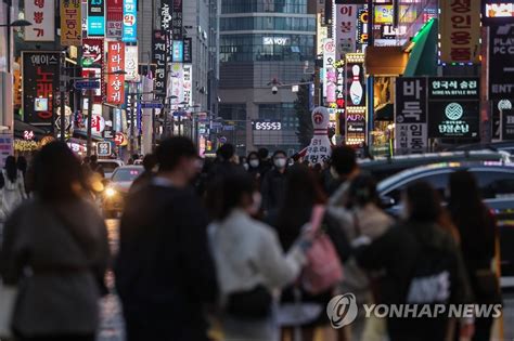 거리두기 10명·밤12시 시행 첫날 붐비는 먹자골목 연합뉴스