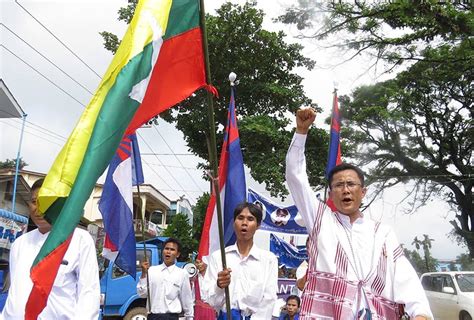 Dvb ဘားအံတြင္ ၂၁ ရာစုပင္လုံညီလာခံကုိ ေထာက္ခံဆႏၵျပ