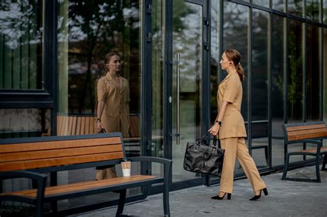 비즈니스 우먼 스타일 서류 가방을 가진 여자는 작동하려고 세련된 사무실 옷에 아름다운 미소 여성의 초상화 고해상도 거리에 대한 스톡 사진 및 기타 이미지 Istock