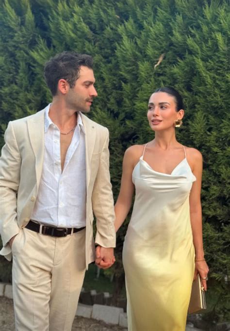 Özge Yağız Ve Burak Berkay Akgülden Romantik Paylaşım Magazin Haberleri
